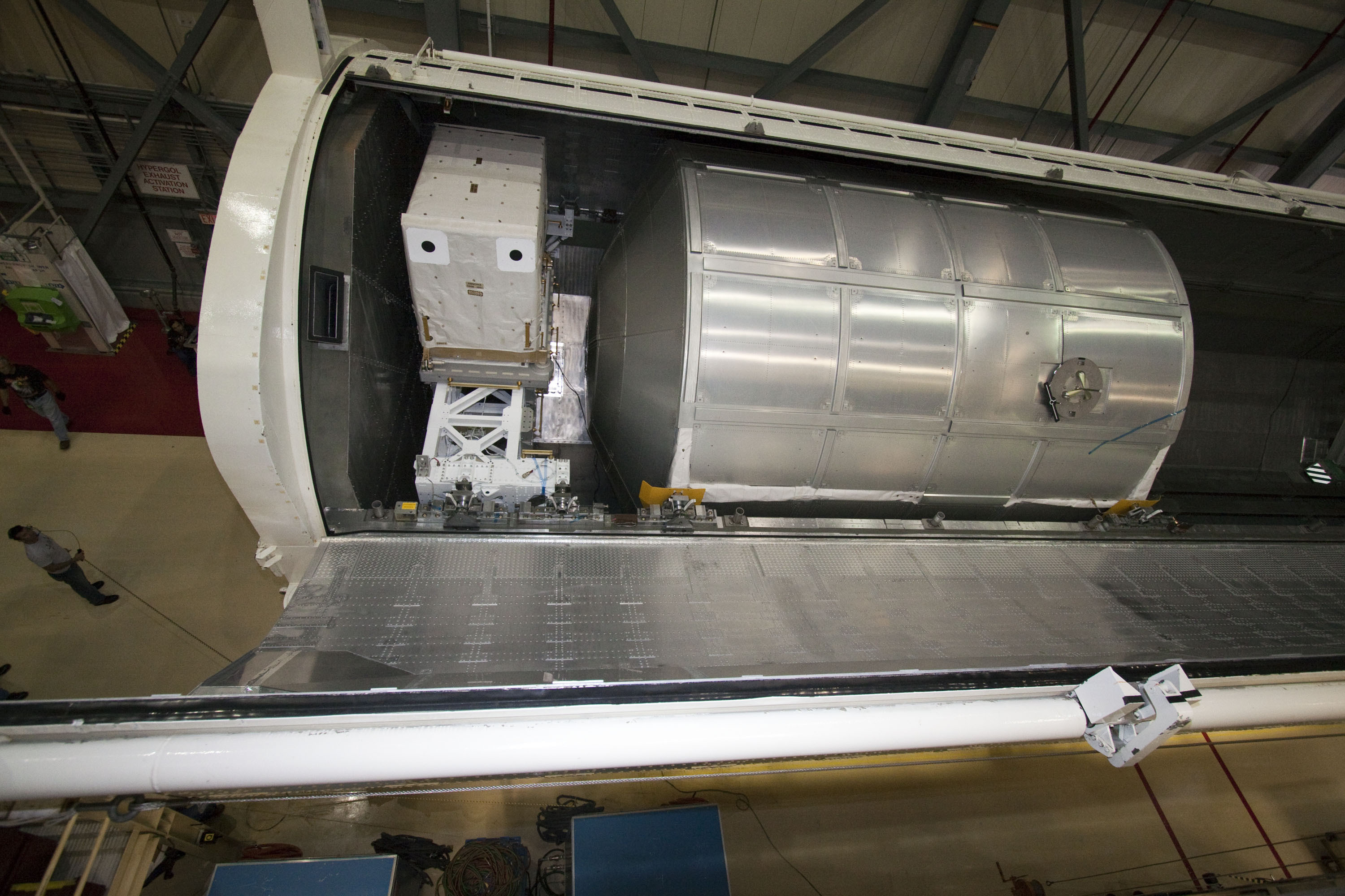 Space Shuttle Launch Pad 39A with Challenger STS-6 (1:144)