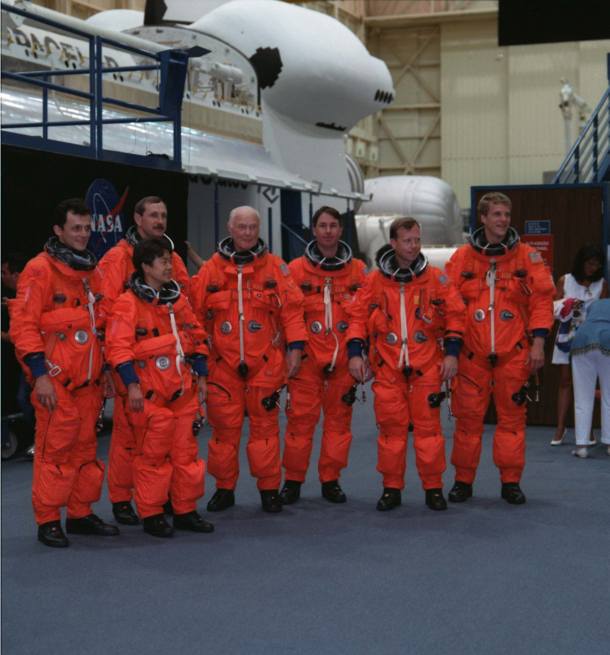 STS-95: Pedro Duque y su misión a bordo del Transbordador Espacial ...