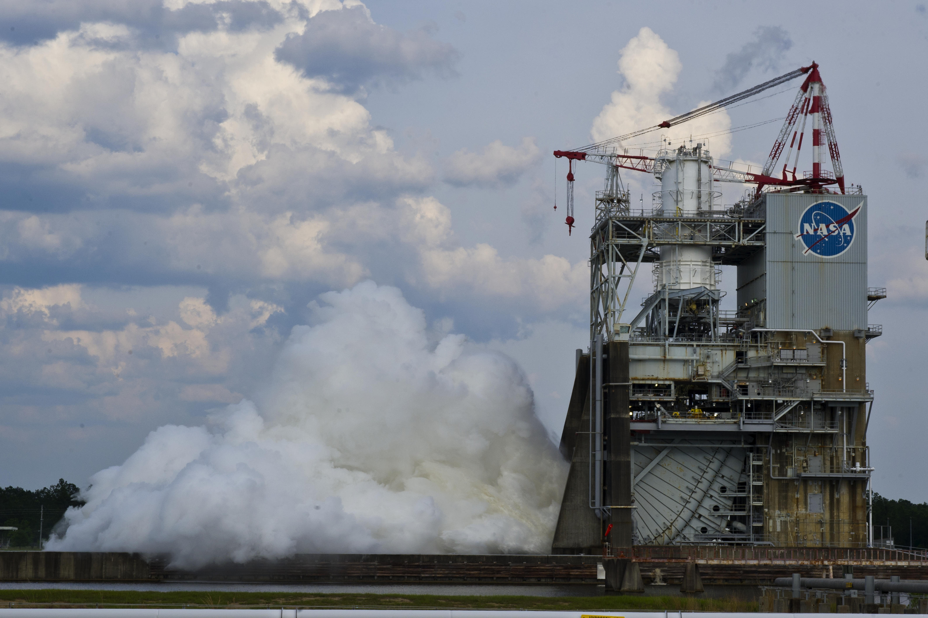 A seven-second test of the next-generation J-2X rocket engine on the A ...