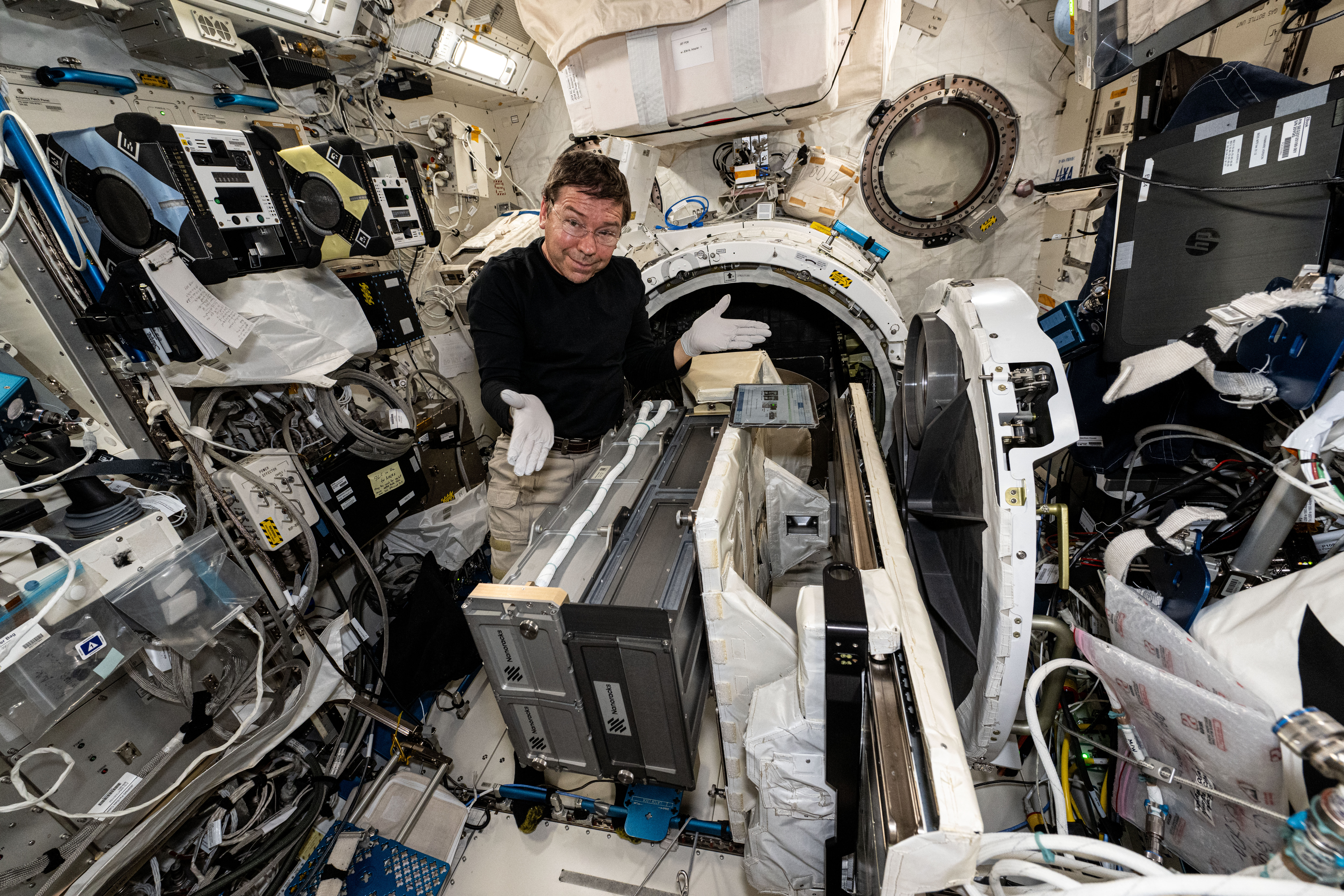 File:Iss071e008781 (April 16, 2024) --- Expedition 71 Flight Engineer ...