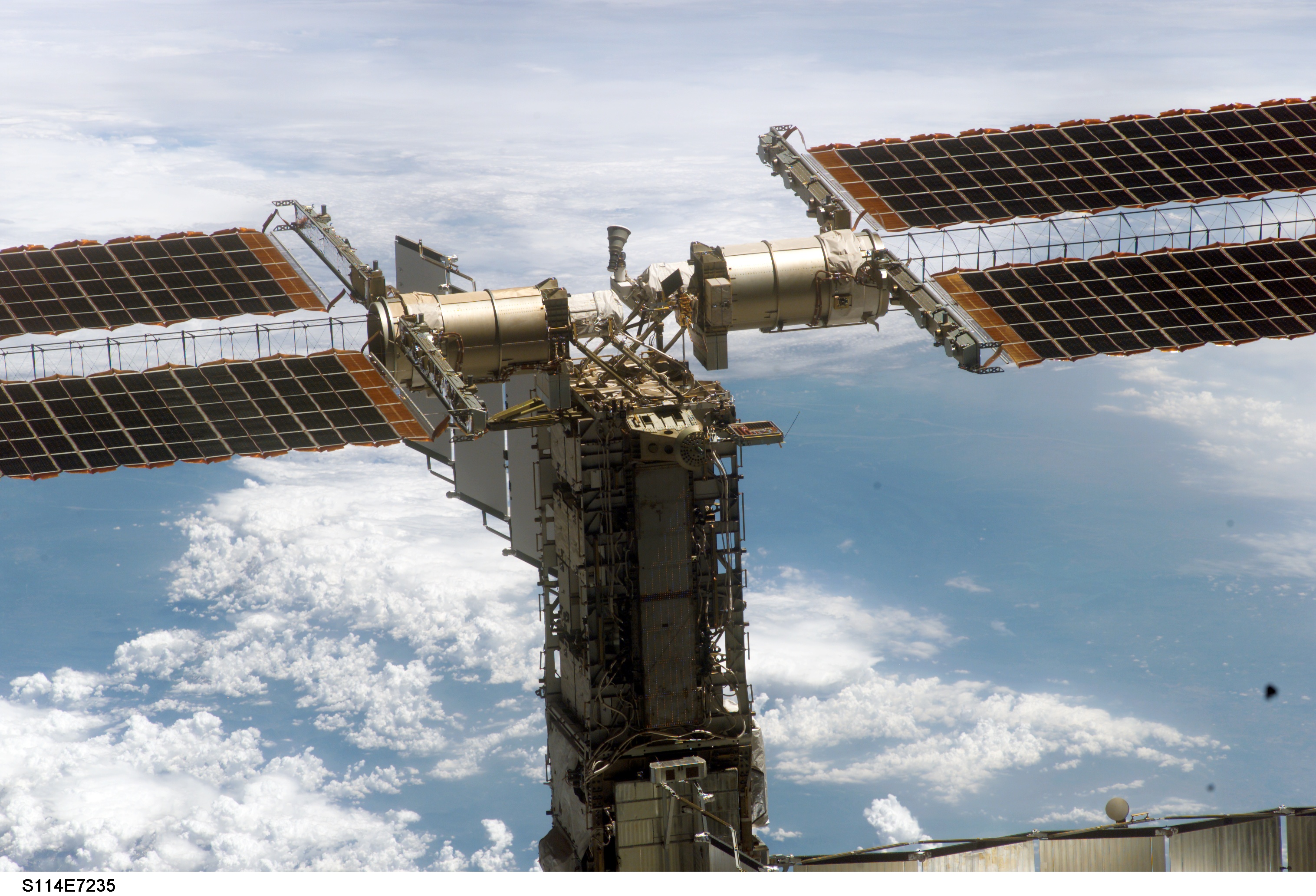 The P6 Truss / Photovoltaic Solar Arrays and MISSE-5 of the ...