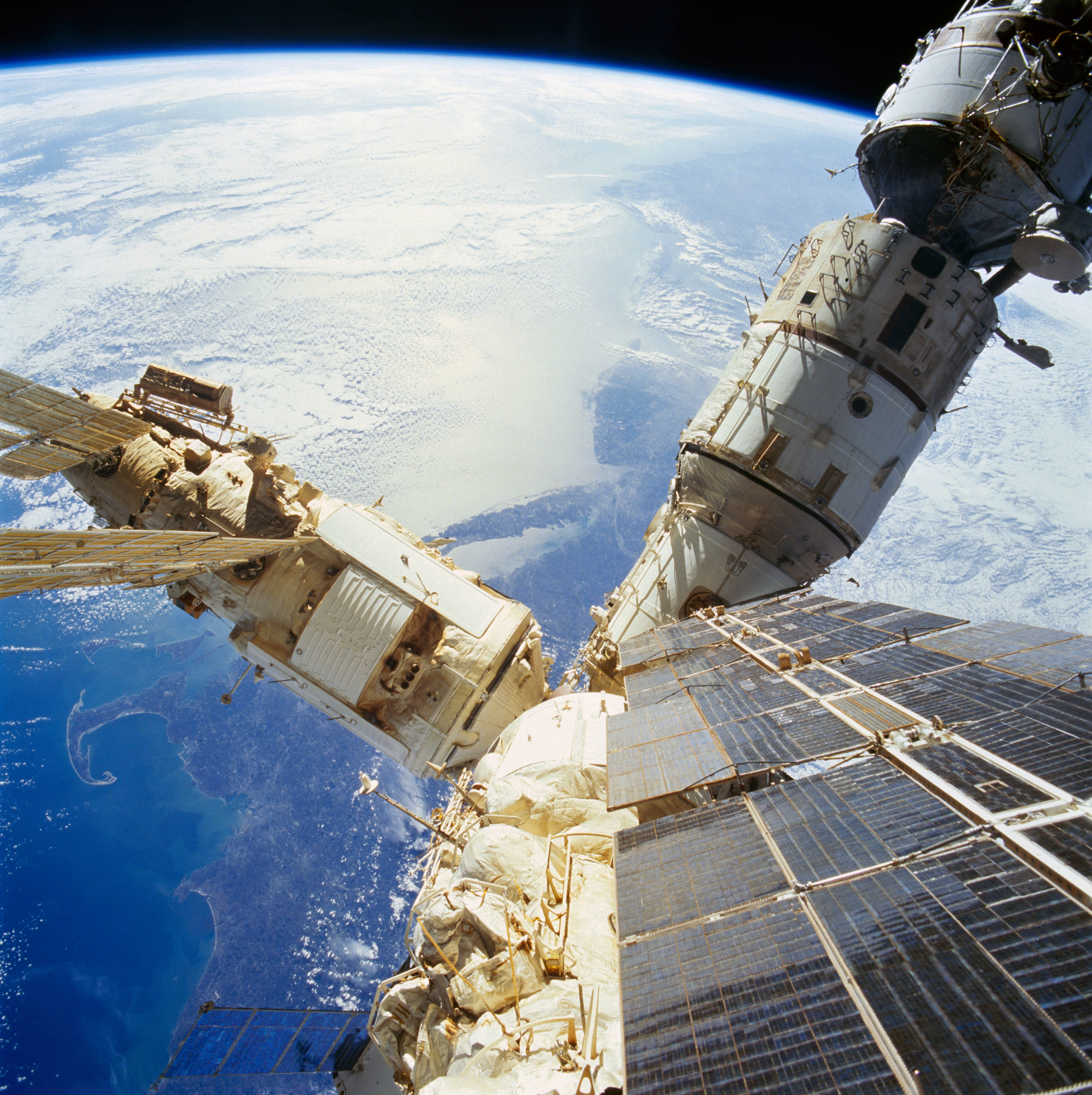 Mir space station from Space Shuttle Atlantis (STS-71) - 1995. [2391 × ...