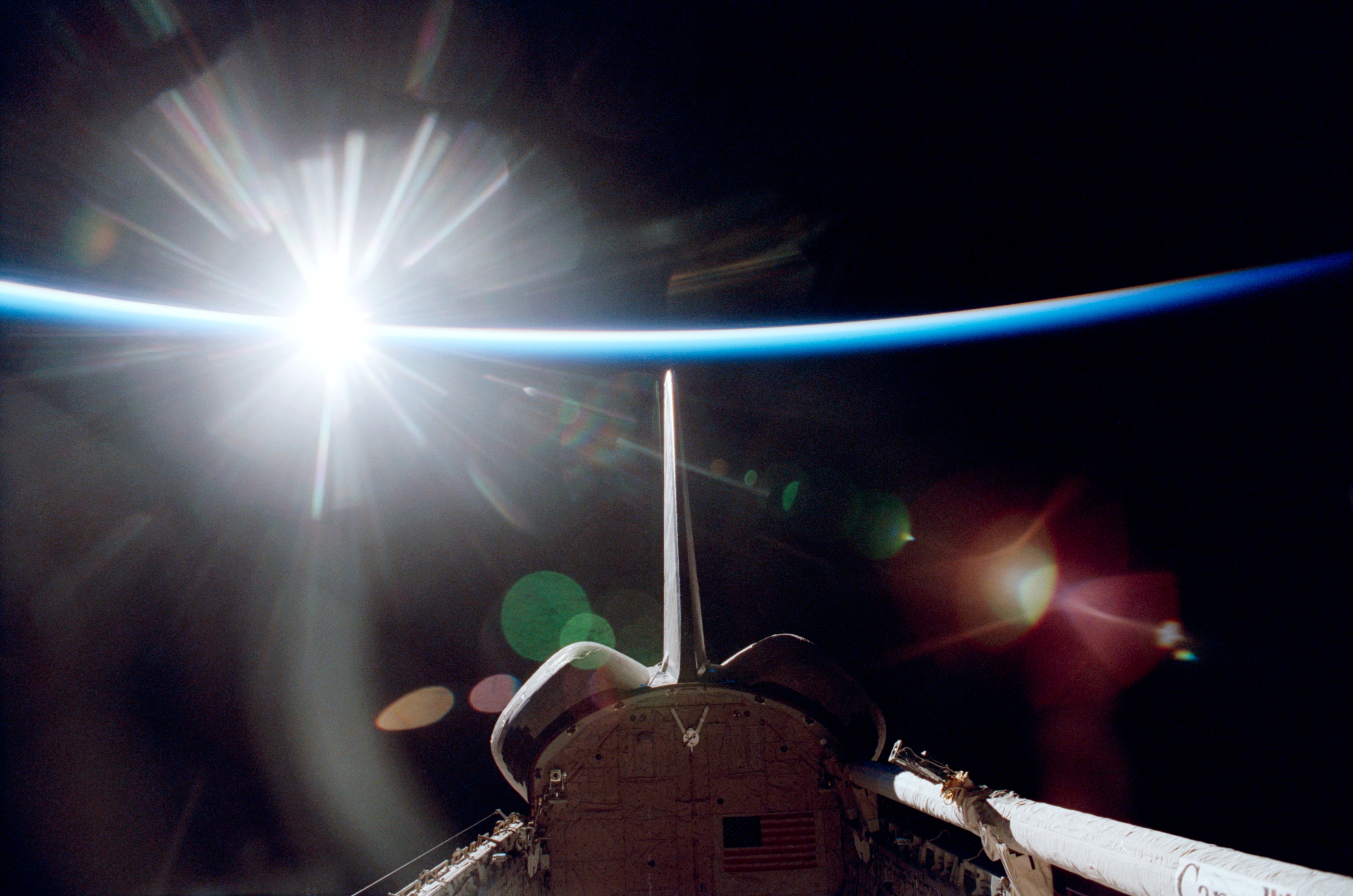 Orbital sunrise during mission STS-98 [2984 x 1976] : r/spaceflightporn